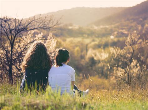 우정 두 여자의 흰색과 파란색 모자 소매 셔츠 귀여운 Hd 배경 화면 Wallpaperbetter