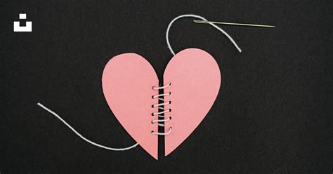 끈이 달린 상한 마음 사진 Unsplash의 무료 스티치 이미지