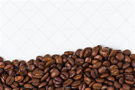 عکس با کیفیت دانه های قهوه به شکل موج در پس زمینه سفید عکس با کیفیت و