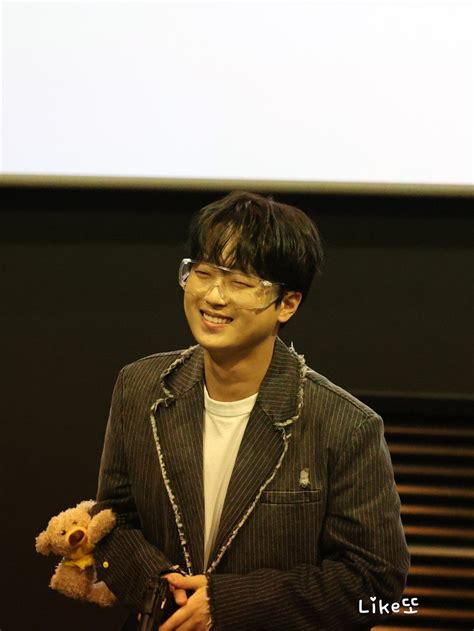 더쿠 대면 팬싸인회에서 팬들의 요구를 이것저것 잘 충족시켜준 이찬원 팬서비스 모음 ㅋㅋㅋㅋㅋ