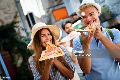 친구가 재미와 피자를 먹고 데이트 소비주의 음식 및 라이프 스타일 개념 건강에 좋지 않은 음식에 대한 스톡 사진 및 기타 이미지 건강에 좋지 않은 음식 관광 관광객