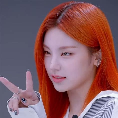 Pin De Sophy S Em Itzy Crush Feminino Poses K Pop