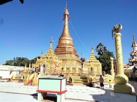 နတ်မောက်မြို့ ဆုတောင်းပြည့်ဘုရားကြီးတွင် သီတင်းကျွတ်လပြည့်နေ၌ ကုသိုလ်ကောင်းမှုပြုလုပ်ကြသူများစည