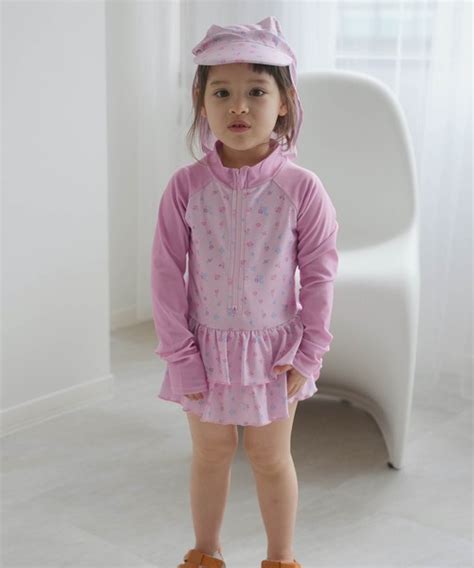 Utatane（ウタタネ）の「キッズ水着 長袖ラッシュガードワンピース 女の子 小花柄（ラッシュガード）」 Wear