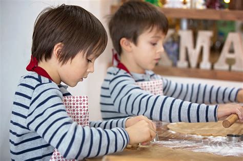 행복 한 가족 어린이 쿠키 반죽을 준비 하 고 크리스마스 진저 쿠키를 굽고 2명에 대한 스톡 사진 및 기타 이미지 2명 가정 주방 가정의 방 Istock