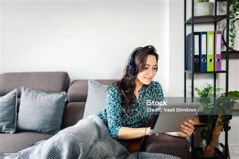 디지털 태블릿 스톡 사진을 사용하여 미소 짓는 백인 여성 20 29세에 대한 스톡 사진 및 기타 이미지 20 29세 25 29세 30 39세 Istock