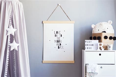 세련 된 스칸디나비아 보육원 인테리어 모의 포스터 회색 캐노피 별과 흰색 선반 테 디 베어와 함께 자연 바구니와 어린이 액세서리 회색 배경 벽입니다 가정의 방에 대한 스톡