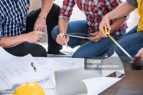 엔지니어와 팀워크 성공적인 프로젝트 건설에 대 한 회의 개발에 대한 스톡 사진 및 기타 이미지 개발 건설 산업 건축 Istock