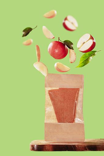 녹색 배경에 과일 사과 파스티유 과일 부양 달콤하고 건강한 음식 간식 다이어트 비타민 음식과 비건 식품 딸기와 과일의 천연 과자 공간을 복사합니다 건강한 식생활에 대한 스톡