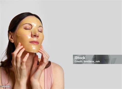 여자는 얼굴에 하이드로겔 마스크를 사용한다 미용사의 절차 얼굴 관리 및 미용 치료 콜라겐 히알루론산이 함유된 하이드로겔 페이스 마스크로 빛나는 피부를 선사합니다 30 39