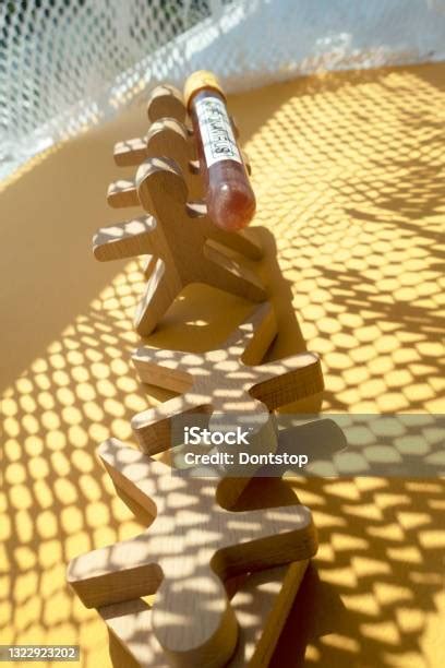 테스트 튜브나무 남자 노란색 종이 배경에 직사광선 아래 그림자 0명에 대한 스톡 사진 및 기타 이미지 0명 3가지 개체 개념 Istock