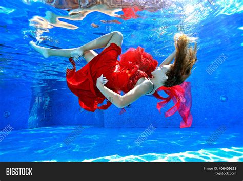 Girl Drowning Photography