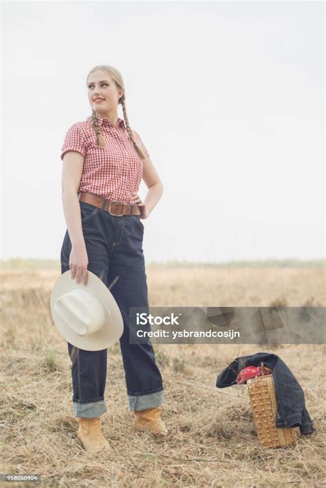시골 여행 가방 고리와 청바지와 체크 무늬 셔츠에 복고풍 1950 카우걸 미소 땋은 머리에 대한 스톡 사진 및 기타 이미지 땋은 머리 1950 1959 년 갈색