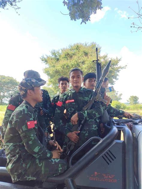 Khit Thit Media မြိုင်မြို့ပေါ်ရှိ စစ်သား၊ ရဲများ