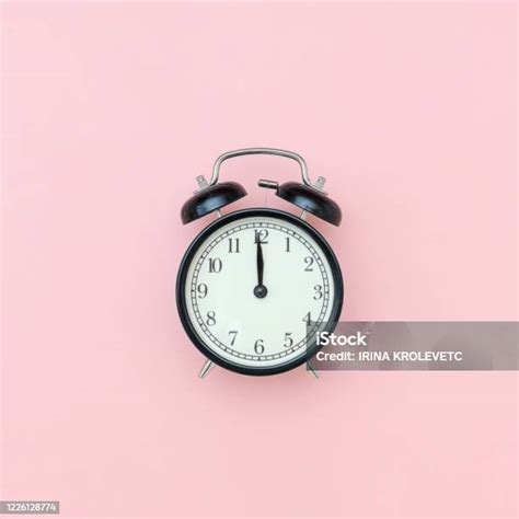분홍색 배경 클로즈업의 중심에 검은 알람 시계 최소한의 스타일 복사 공간 텍스트에 대 한 최고 보기 템플릿 디자인 12시에 대한 스톡 사진 및 기타 이미지 Istock