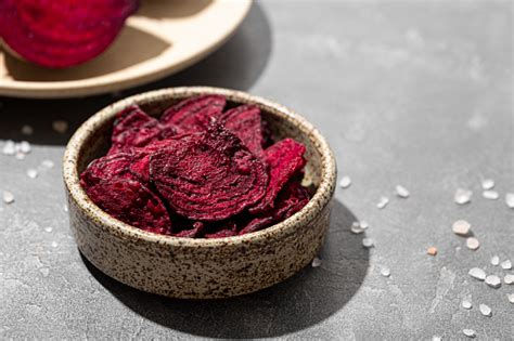 회색 배경에 그릇에 비트 뿌리 칩 건강한 야채 칩 채식주의자를위한 간식 0명에 대한 스톡 사진 및 기타 이미지 0명 감자 칩 건강한 생활방식 Istock