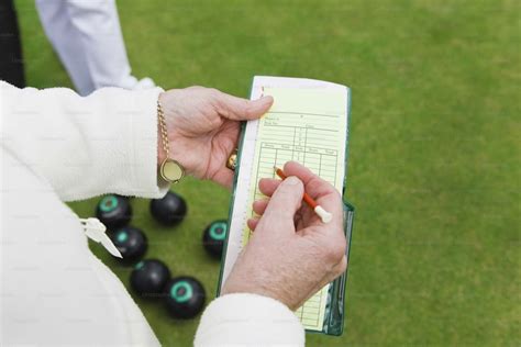 종이에 글을 쓰는 사람 사진 Unsplash의 성인 이미지