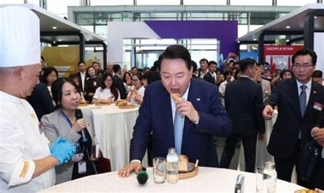 တောင်ကိုးရီးယားသမ္မတက ပင်လယ်စာ နေ့လည်စာ သုံးဆောင်ပြပြီး ပင်လယ်စာတွေ ဘေးအန္တရာယ်ကင်းကြောင်း ပြသ