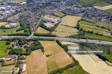 영국 브래드포드 웨스트 요크셔에 있는 영국 마을 클레크히튼의 공중 드론 사진은 밝은 화창한 여름날 M63 고속도로 를 따라 농부들의 들판을 보여주고 있습니다 0명에 대한