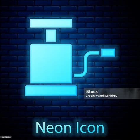 벽돌 벽 배경에 고립 된 빛나는 네온 자동차 공기 펌프 아이콘 벡터 개인 장식품에 대한 스톡 벡터 아트 및 기타 이미지 개인 장식품 금속 금속의 Istock