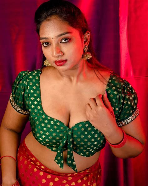 Photos கையில் பூவுடன் ரசிகர்களை உறைய வைத்த மாடல் அழகி சூரியபிரபா கிறங்கடிக்கும் கலக்கல்