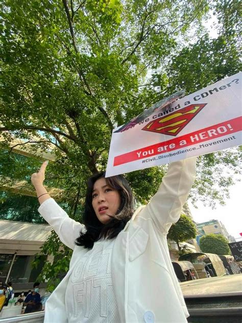 လမ်းပေါ်က ပြည်သူတွေအတွက် ကိုယ်တိုင်အပင်ပန်းခံလုပ်ထားတဲ့ ကြာဇံကြော်အပြင