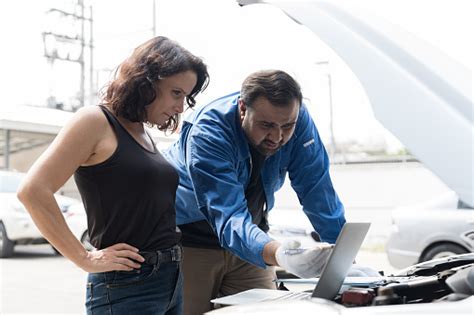 고객 직원 수리 유지 보수 및 차량 서비스를 위해 차고에서 정비사로 엔진을 작업하는 자동차 정비사 중소기업 신생 기업 및 차고