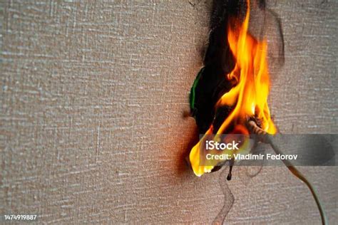 전기 배선 및 전기 콘센트의 화재 전기 배선이 잘못되면 화재가 발생합니다 0명에 대한 스톡 사진 및 기타 이미지 0명 깨짐 문제 Istock