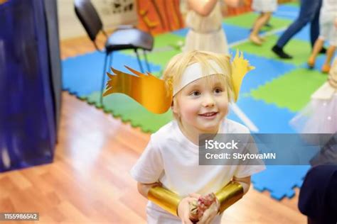 드라마 수업이나 극장 스튜디오에서 즐거운 시간을 보내는 어린 소년 그리스 영웅을 연주하는 아이들 여름 캠프에 대한 스톡 사진 및