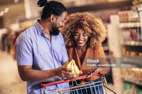 현대 슈퍼마켓에서 전화를 사용하는 아프리카 계 미국인 커플 2명에 대한 스톡 사진 및 기타 이미지 2명 30 34세 Brand Name Smart Phone Istock