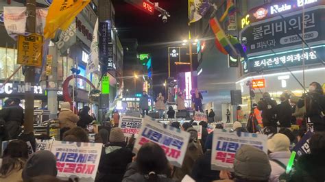 노정현 좀 더 뾰족하게 싸워요 좀 더 예민하게 세상을 봐요 불편하게 느껴지면 세상을 바꿀 이윤 거기에 있죠 세상은 만만하지 않지만 우리도 만만하지 않잖아요 우리는 우리를