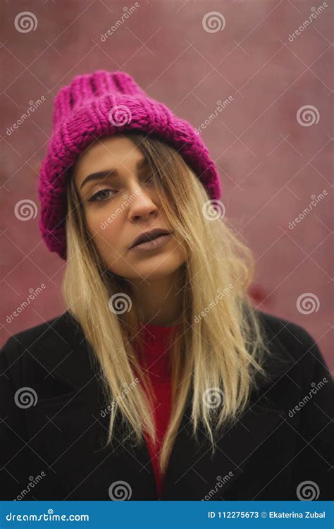 Белокурая девушка с большими глазами и толстенькими губами против розовой предпосылки Стоковое