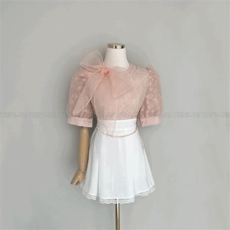 [르시앙]미츠 노방 리본 타이 자수 레이스 시스루 이중 소매 퍼프 블라우스 에이블리