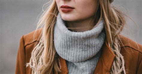 가을 갈색 코트 개성 겨울 패션 겹겹이 옷차림 고요한 고요함 구름 낀 하늘 금발 니트 모자 따뜻한 옷 떨어지다 라이프스타일 명상 적 모자 바다