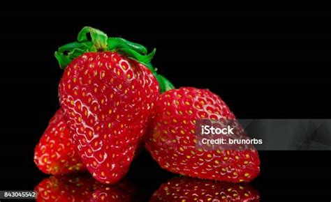 녹색 3 개의 빨간 딸기 반사 유리 표면 및 까만 배경 고립 된 잎 0명에 대한 스톡 사진 및 기타 이미지 0명 가까운 개체 그룹 Istock