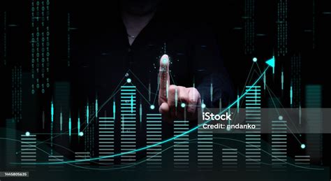 검은 셔츠를 입은 남자는 성장하는 지표가 있는 홀로그램 그래프 앞에 서 있습니다 사업 성장 매출 증대 가격에 대한 스톡 사진 및 기타 이미지 Istock