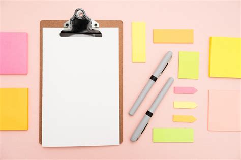 펜 연필 메모장 노트북 스테이플러 스테이플러 클리퍼 종이 클립 홀더 클립 보드 테이블 위에 배치 여러 모듬 컬렉션 사무실 문구 사진 0명에 대한 스톡 사진 및 기타 이미지