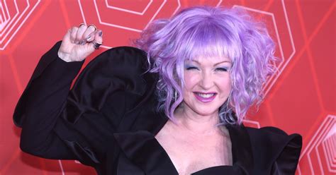 La Vida De Cyndi Lauper De Su Reclusión En Un Bosque Al Terrible Relato De La Violación Que La