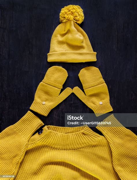 Pompon 장갑 어두운 나무 바탕에 노란색오렌지 컬러에서 스웨터와 모자 상위 뷰 평평 하다입니다 개념 세련 된 청소년 따뜻한가 겨울 0명에 대한 스톡 사진 및 기타 이미지