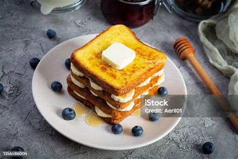 바나나 블루베리 꿀 딸기 잼을 곁들인 프렌치 토스트 토스트와 쿠키를 곁들인 맛있는 아침 식사 또는 브런치 0명에 대한 스톡 사진