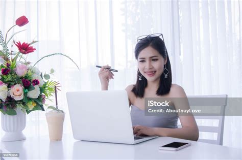 스마트 노트북 연기한 방에 있는 노트북을 사용 하 여 여자의 작업 20 24세에 대한 스톡 사진 및 기타 이미지 20 24세 가정의 방 꽃병 Istock
