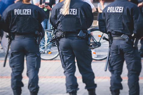 제복에 경찰 로고가 새겨진 보호 장비를 착용한 독일 경찰 분대가 독일 베를린 도심 거리에서 축구 경기와 정치적 항의 집회 후 공공 질서를 유지하고 있다 경찰관에 대한 스톡