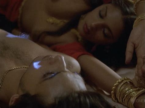 Anu Agarwal Nue Dans The Cloud Door