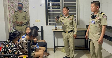 បង្ក្រាបហាងម៉ាស្សា ២ទីតាំង បង្កប់សេវាផ្លូវភេទ រកឃេីញនារី ៨នាក់ និងឃាត់ខ្លួនថៅកែម្នាក់ Cnc News