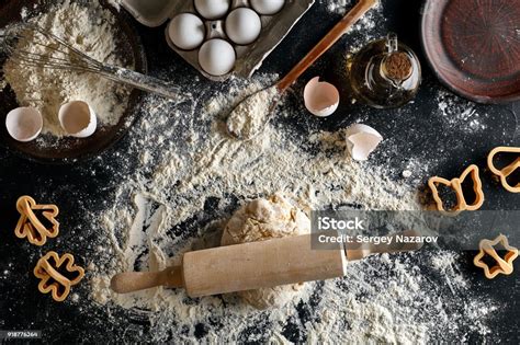 쿠키 버터 계란 요리 장비 블랙 테이블에 밀가루의 요리 반죽 복사 공간 메뉴 레시피 요리 수업 이랑 최고 볼 수 있습니다 베이킹
