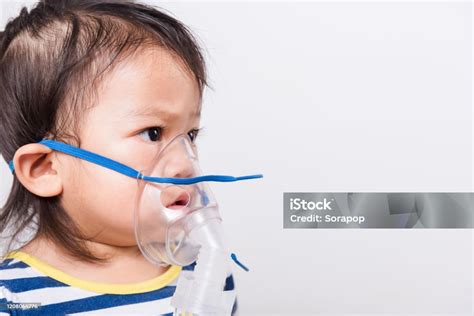 클로즈업 아시아 얼굴 작은 아기 소녀는 흰색 배경에 증기 흡입기 분무기 마스크 흡입 자신을 사용하여 그녀를 아프게 건강관리와 의술에 대한 스톡 사진 및 기타 이미지 Istock