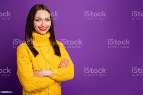 그녀의 클로즈업 초상화 그녀의 좋은 매력적인 사랑스러운 귀여운 콘텐츠 쾌활한 쾌활한 직선 머리 소녀 접힌 팔 밝은 선명한 빛나는 생생한 라일락 보라색 색상 배경 위에 고립