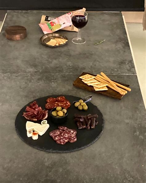 Bilpo 💜👀🍷 새해 복 많이 받으세요 설날 배 부르게 맛있는 명절 음식들 많이 드셨나요 이제 오늘 저녁엔 담백한 샤퀴테리들과 한잔 어떠신가요 올리브 치즈