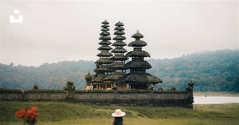 낮 동안 푸른 잔디밭에 서 있는 파란색과 흰색 드레스를 입은 여자 사진 Unsplash의 무료 발리 섬 이미지