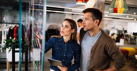 코워킹 스페이스에서 워크숍 중 유리에 글을 쓰는 여성 시작 프로젝트를 위한 워크플로 계획 전략 중 정보 메모 작성 사진 Unsplash의 세르비아 이미지